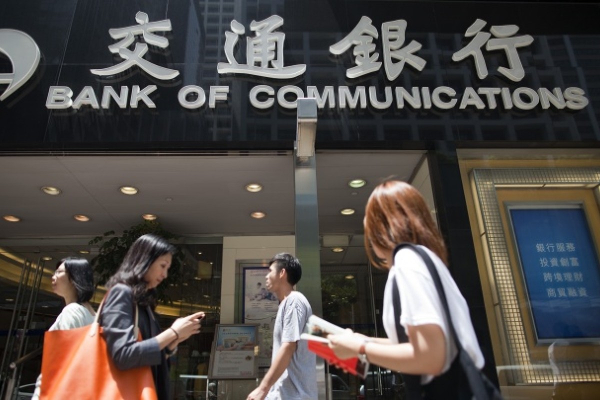 Bungling bank robber used fingers under his T-shirt in attempted stick ...