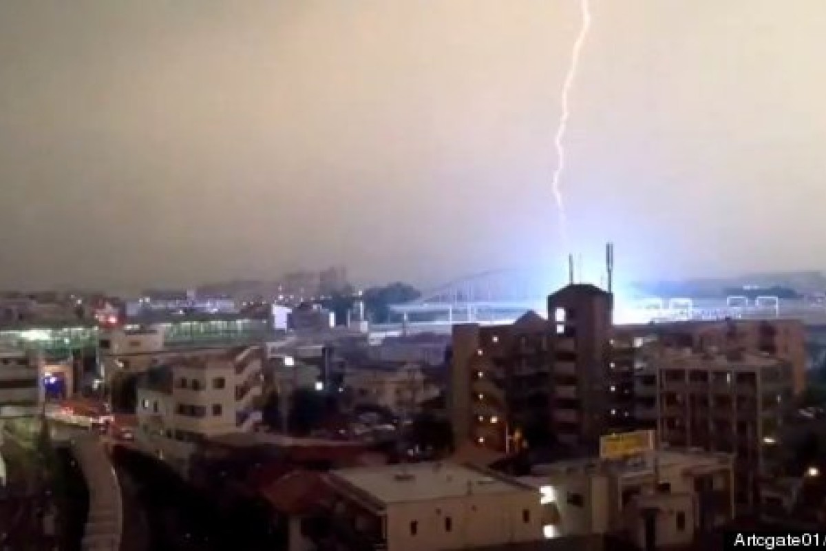 Video: Moment lightning strikes moving Japanese passenger train | South ...