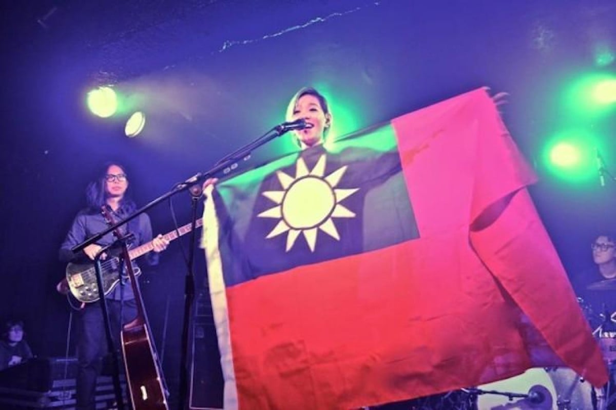 Singer Deserts Chang's flag show sign of Taiwanese identity among young ...