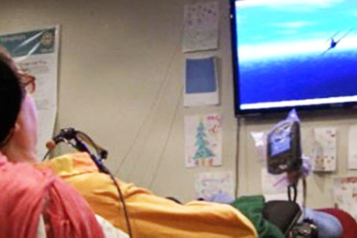 Paralysed woman uses thoughts to control a fighter jet in a flight ...