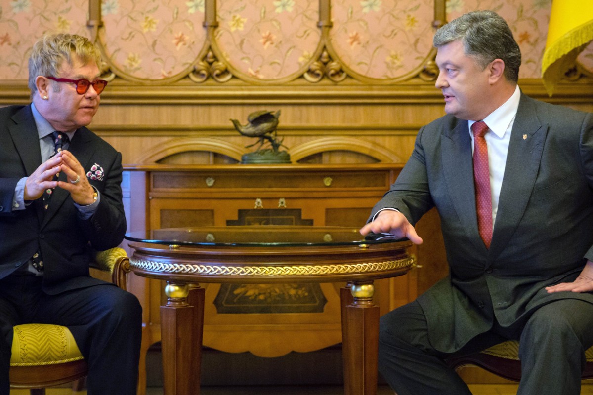 Elton John Wants Gay Rights Talks With Vladimir Putin … Over A Cup Of