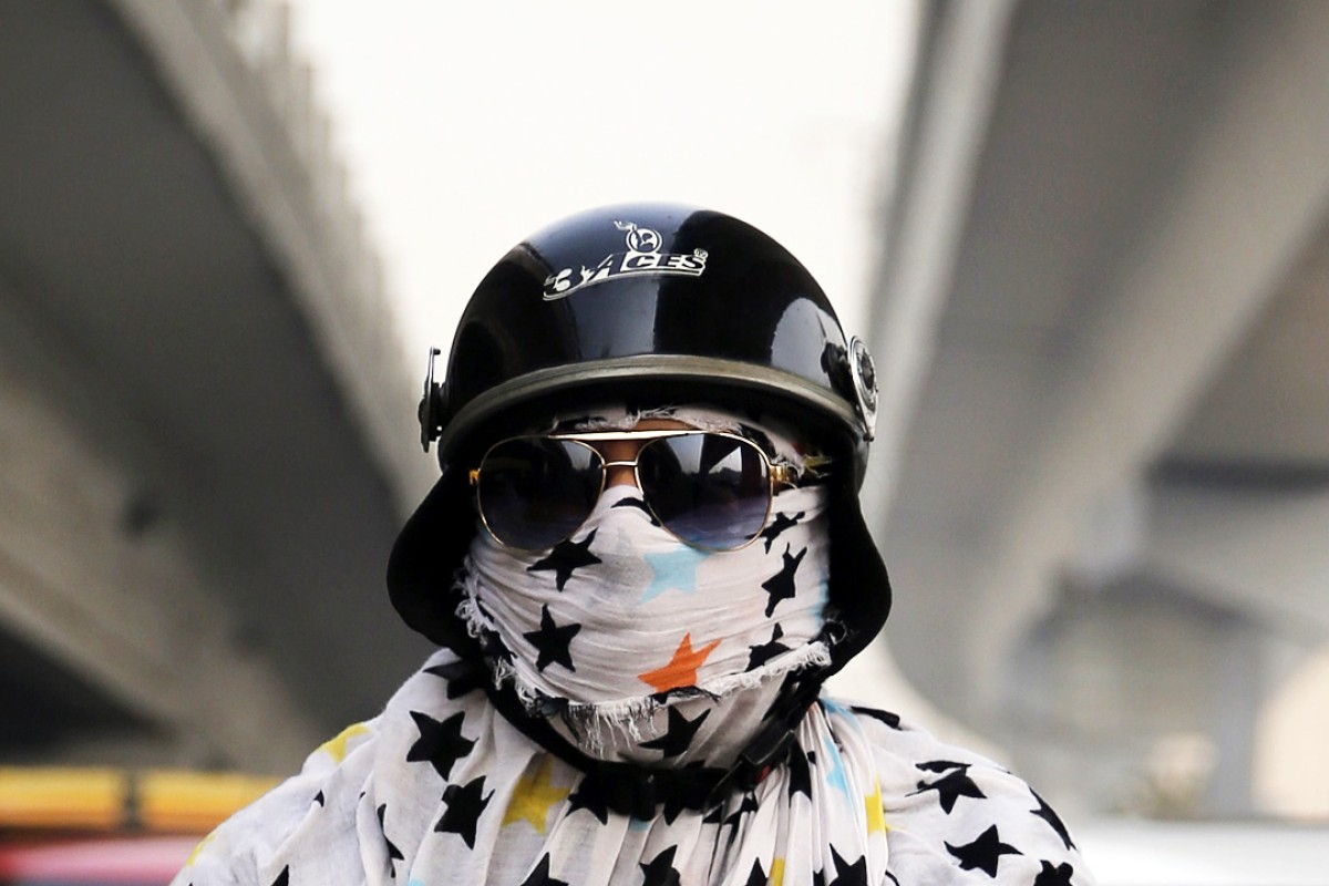 People in Delhi are fashioning their own masks as hazardous smog chokes ...