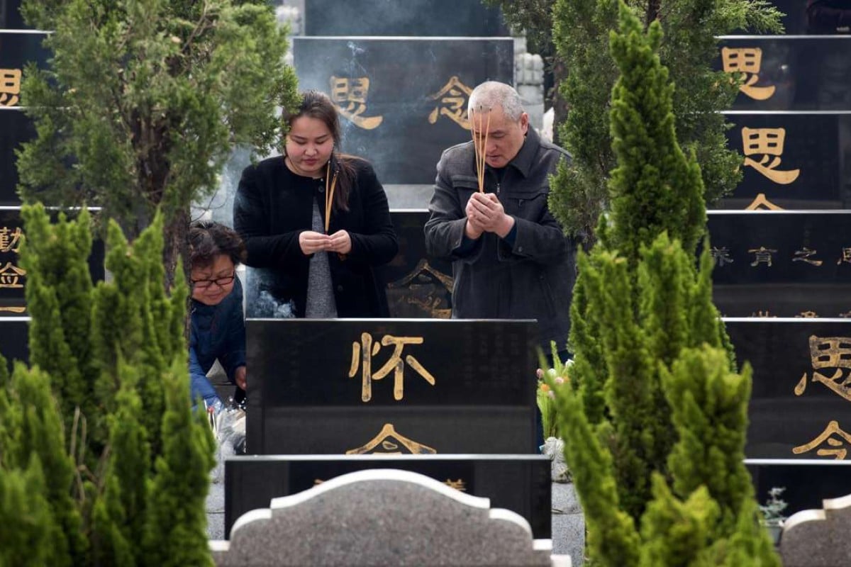 The Chinese way of death: minutes after learning aunt died, family ...