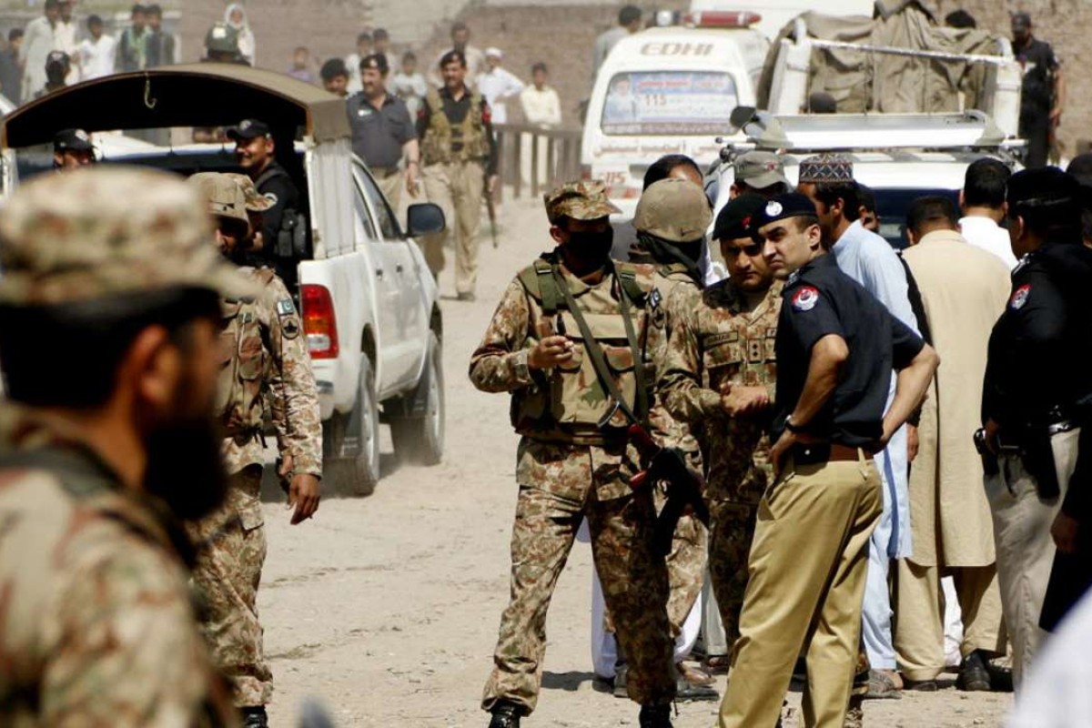 Pakistani gangsters kill six policemen, take 24 hostages during raid to ...
