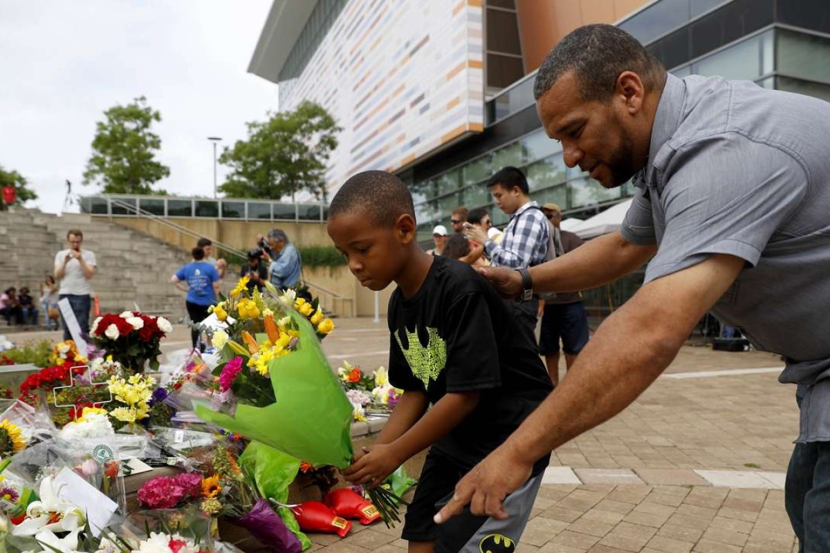 Muhammad Ali’s death triggers outpouring of emotion in Louisville ...