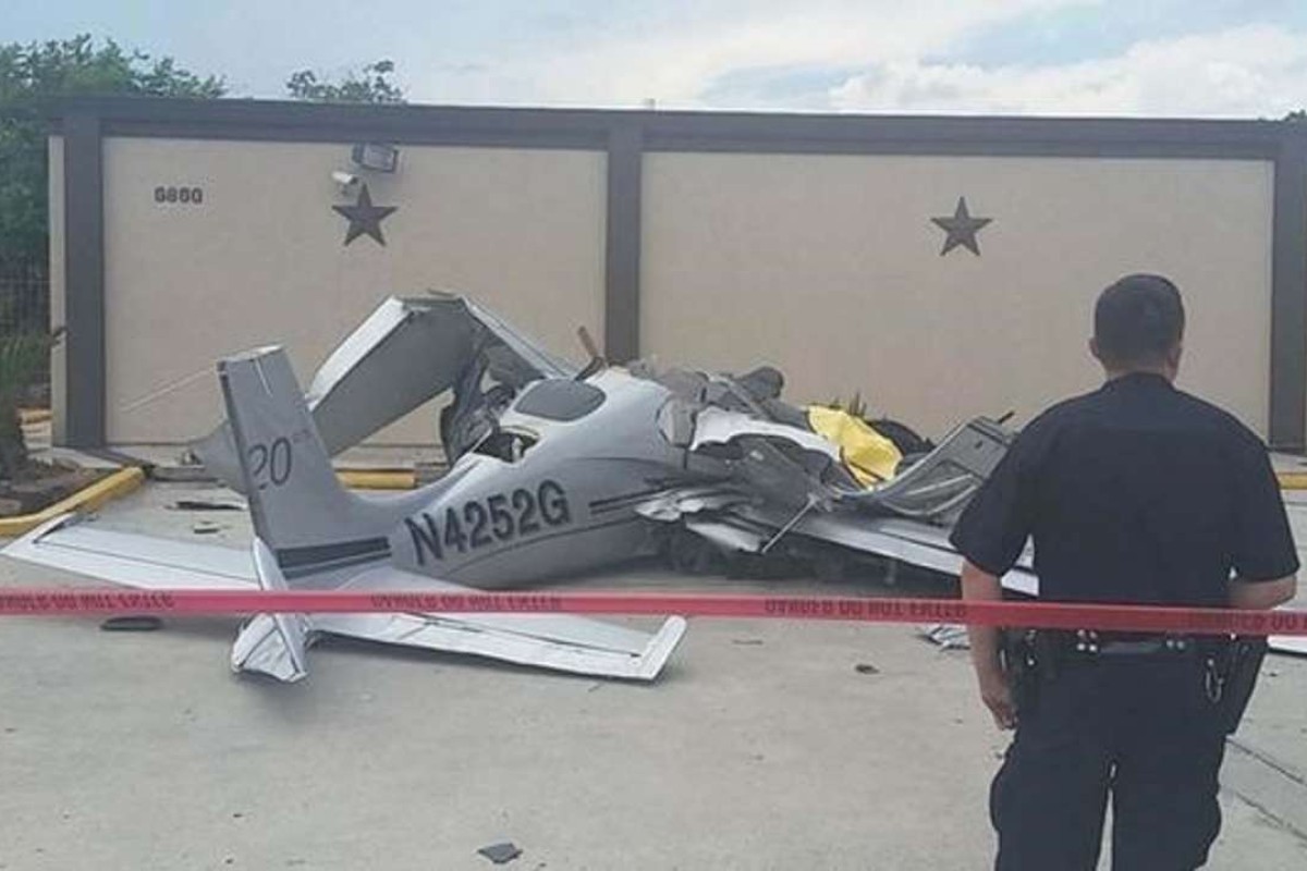 Three dead after plane crashes into car in hardware store parking lot ...