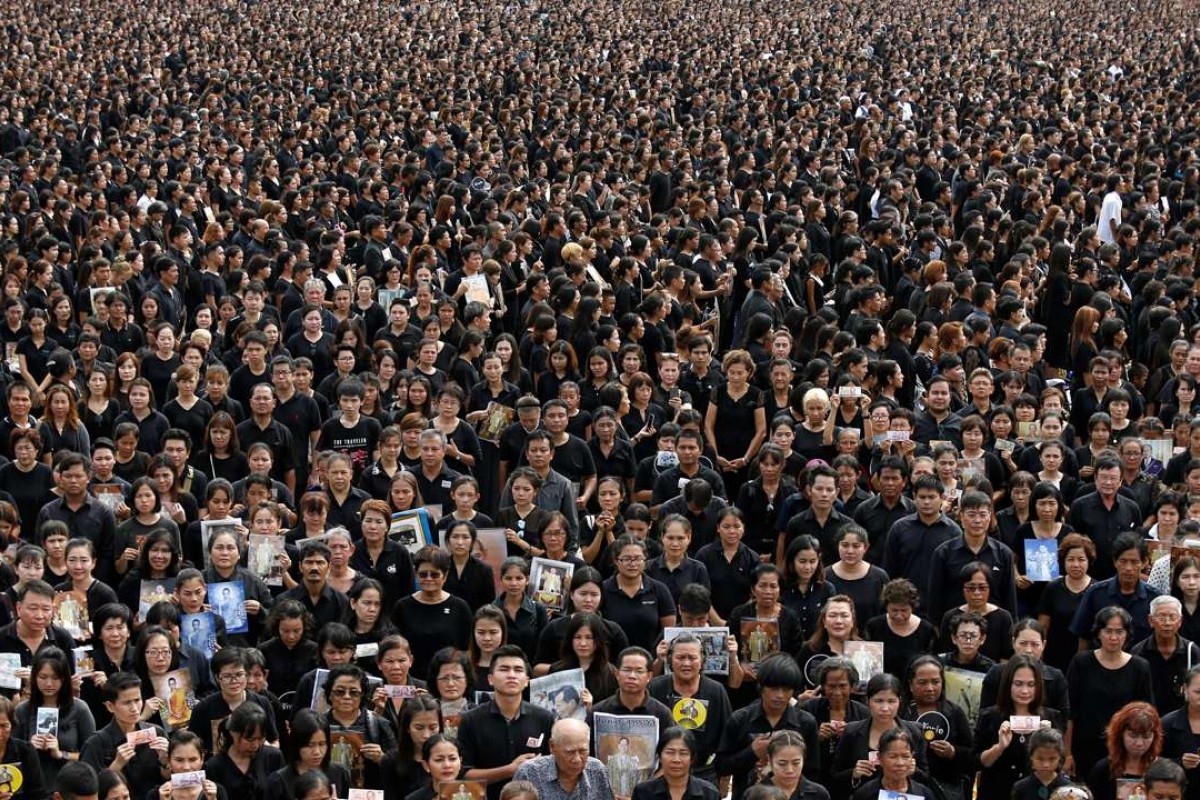 Bangkok in black: massive crowd of mourners sing national anthem in ...