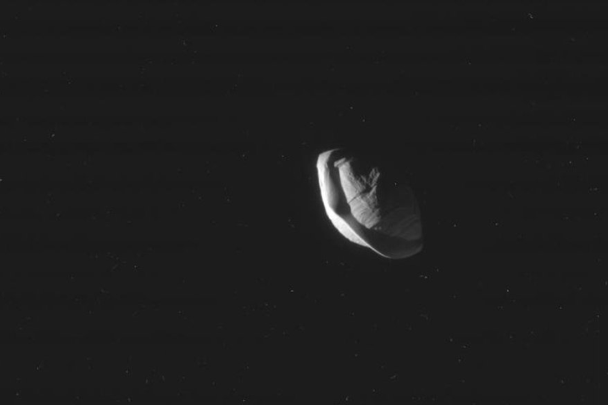 New closest-ever photos of Saturn’s moon show it looks like a frozen ...