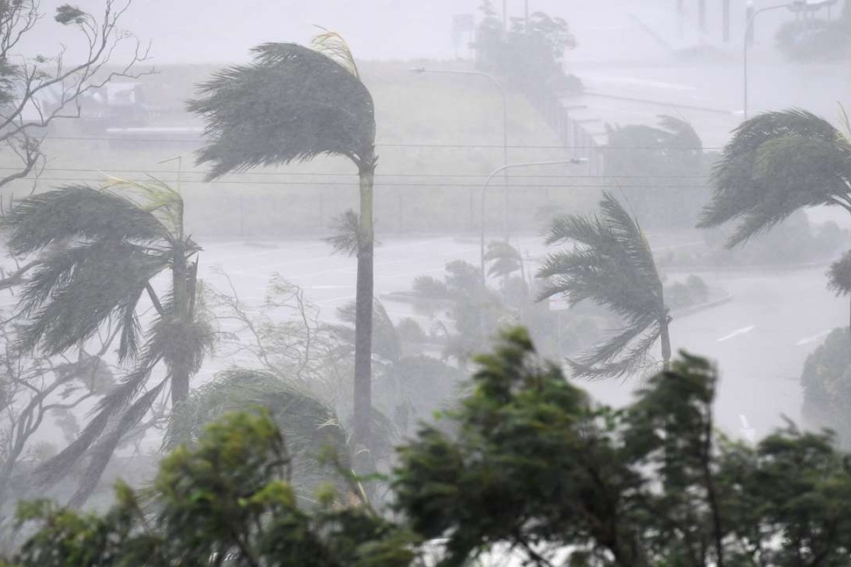 Thousands flee as super cyclone Debbie crosses Australian coast, with ...