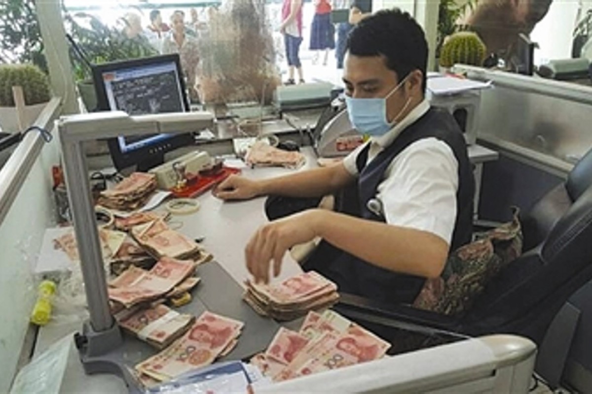 Chinese bank staff close to retching counting huge stash of mouldy ...