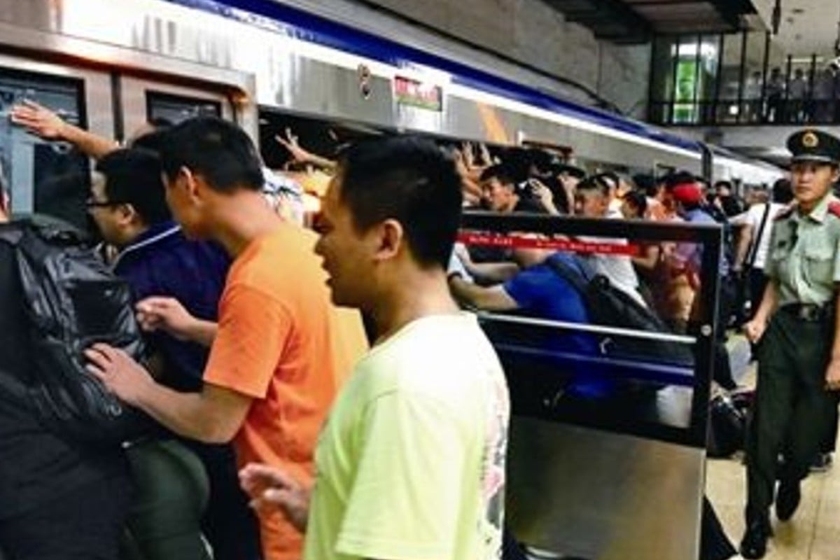 People power saves Chinese man crushed between subway train and safety ...