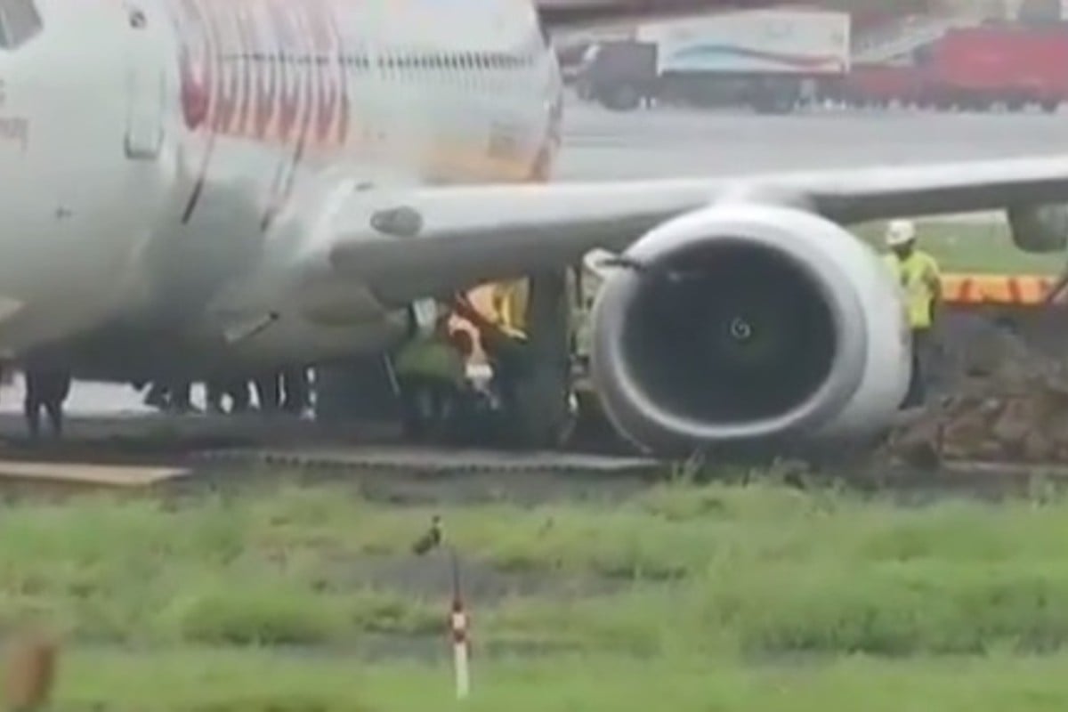 SpiceJet plane stuck in mud as Mumbai gets soaked by heavy rain | South ...