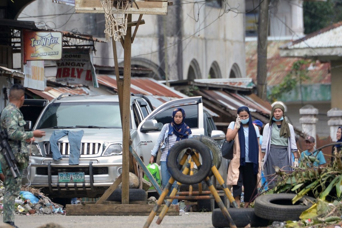 Marawi residents return to ruined homes, greeted by gunfire as soldiers ...
