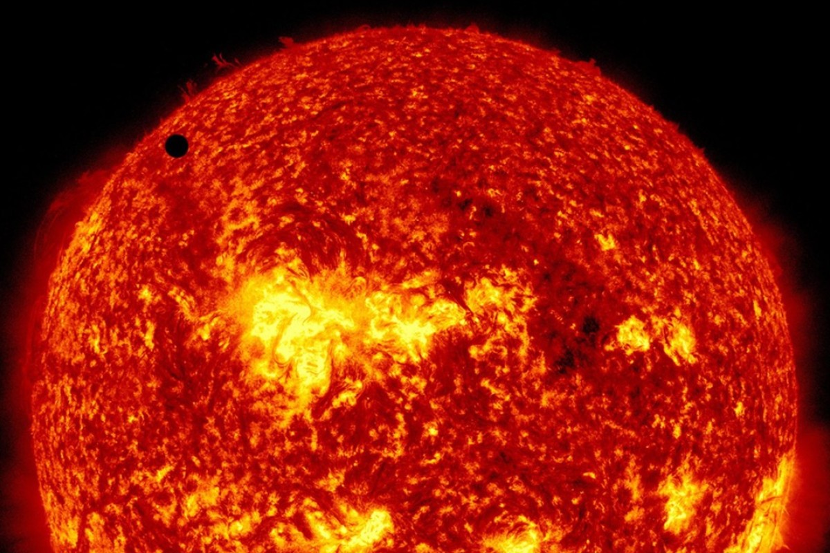 Is mysterious object seen speeding past sun a ‘visitor’ from another ...