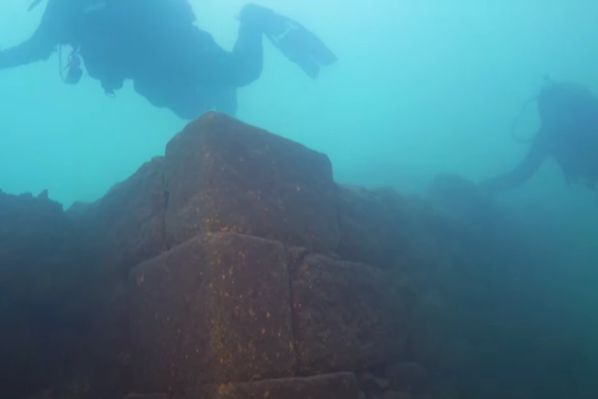 Divers discover a 3,000-year-old castle underwater in a Turkish lake ...