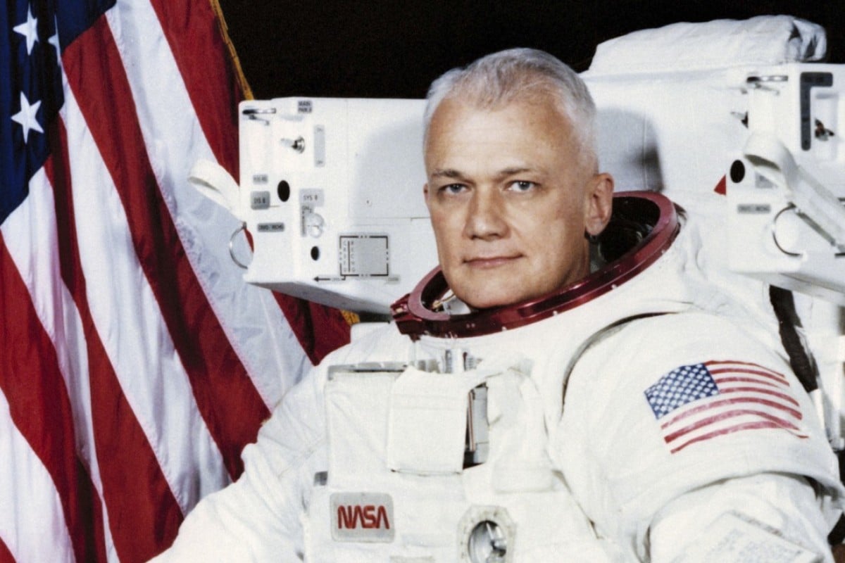 Nasa astronaut Bruce McCandless, first to fly untethered in space, dies ...