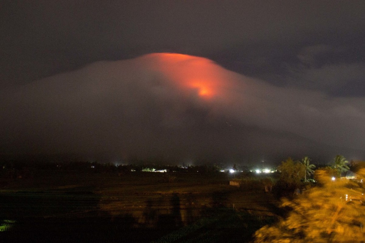 Lava alert: thousands flee as Philippines warns Mount Mayon volcano ...