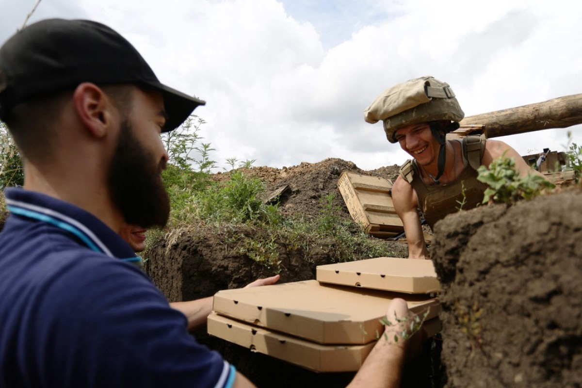Bringing pizzas to troops on the Ukraine frontline, is this the world’s ...