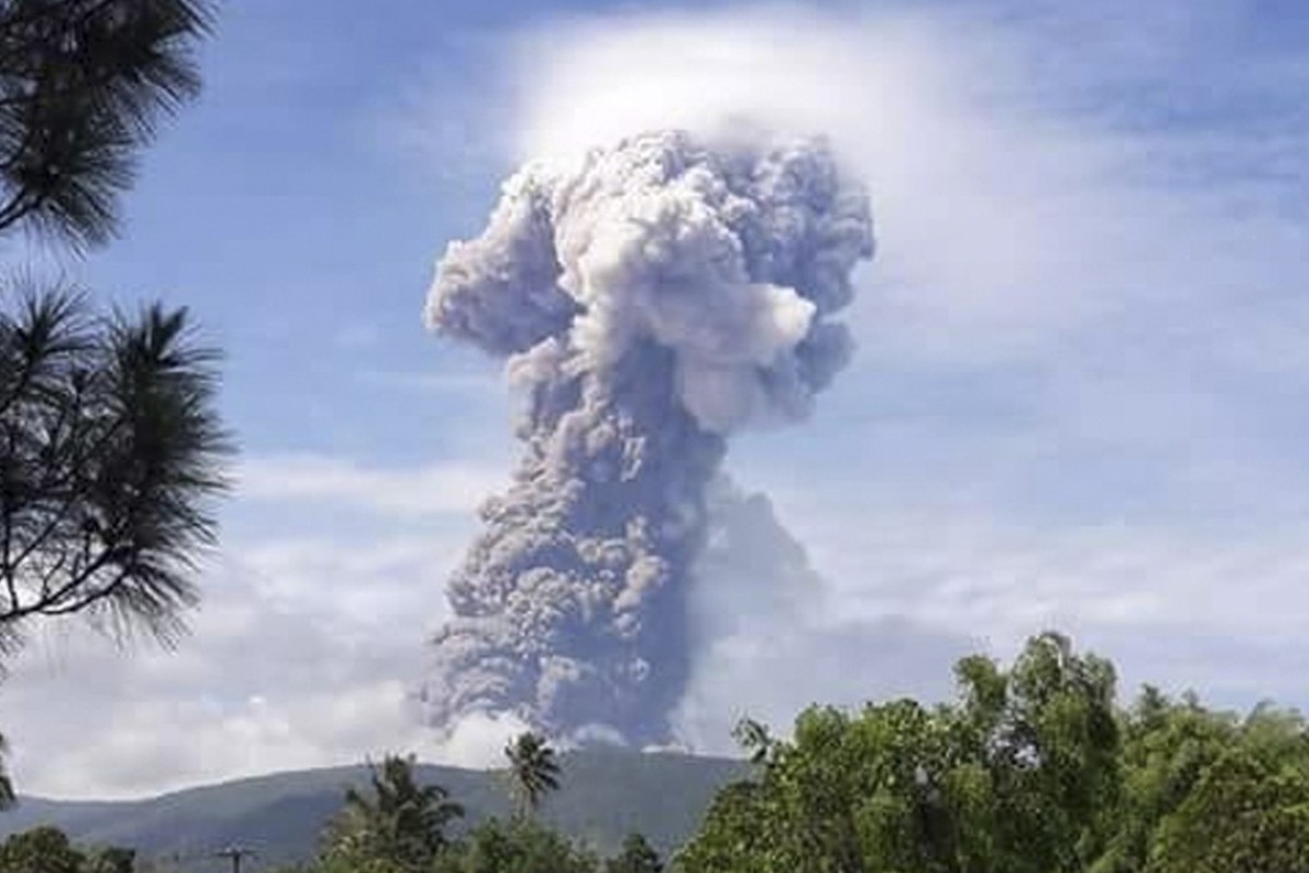 Volcano erupts on Sulawesi as time runs short to rescue survivors of ...