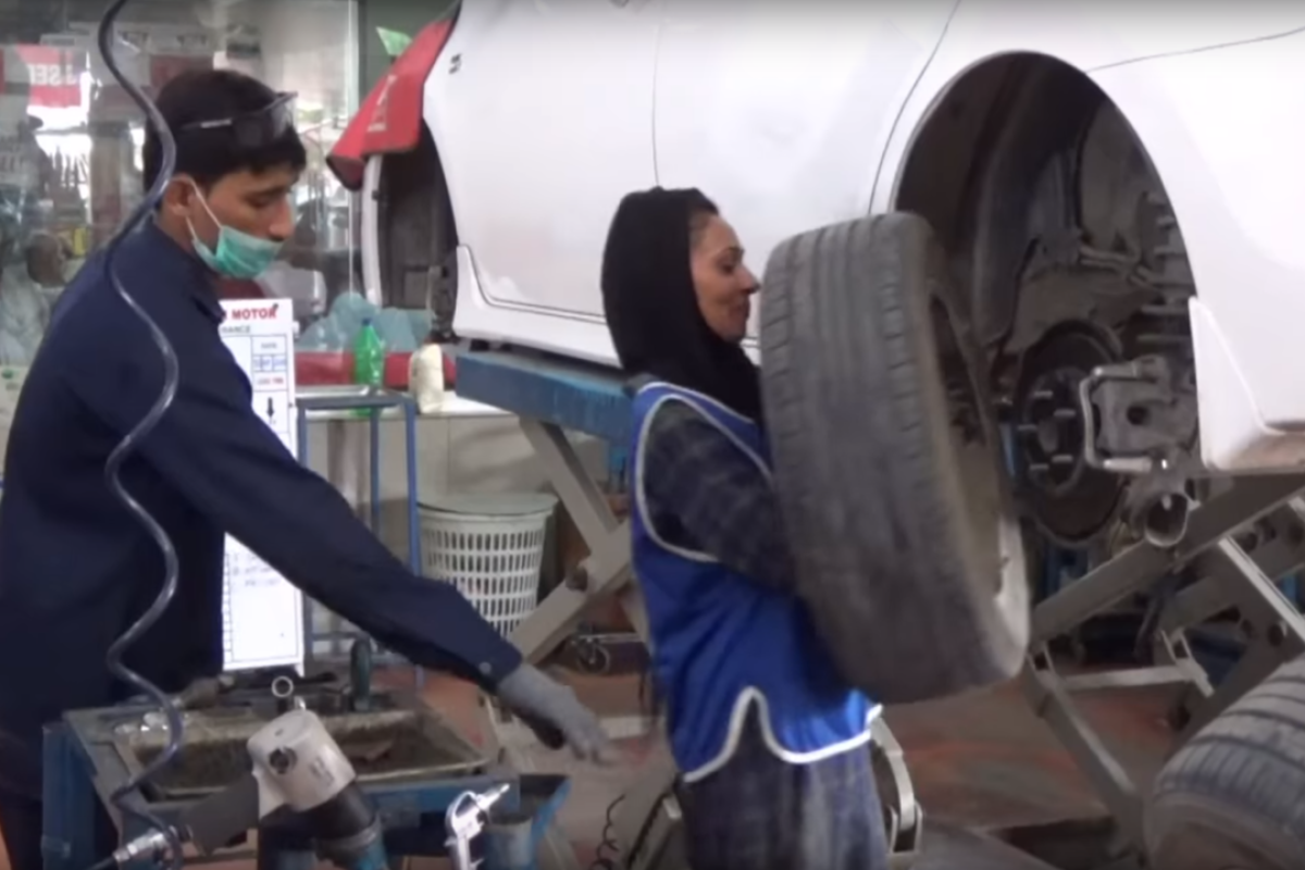 In patriarchal Pakistan, a female mechanic works on gender stereotypes ...