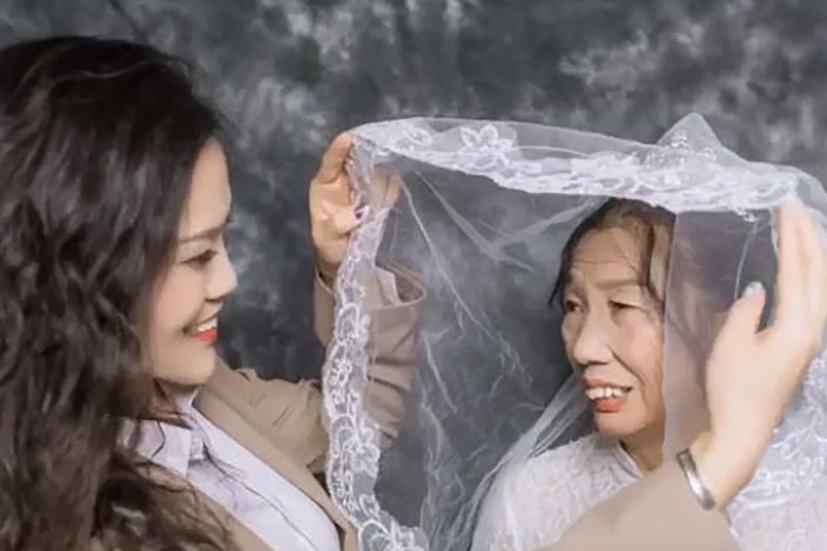 Chinese woman poses with widowed mother for the wedding photos she ...