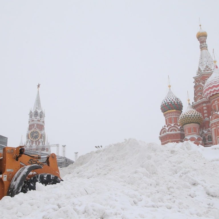 Biggest snowfall on record blankets Moscow, killing one and grounding ...