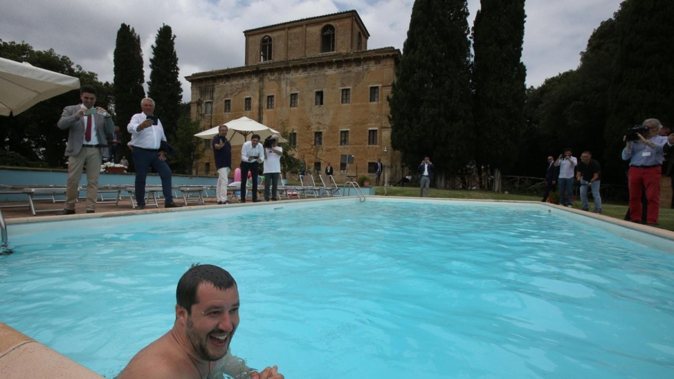 Italian official shows off anti-mafia stance with swim in pool at ...
