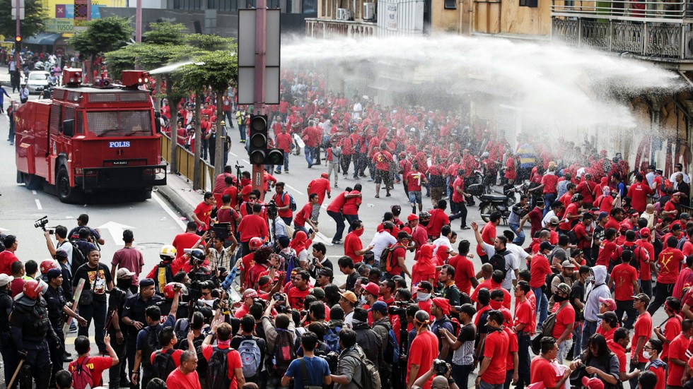 Police fire water cannon at pro-Najib protesters amid racial tensions ...