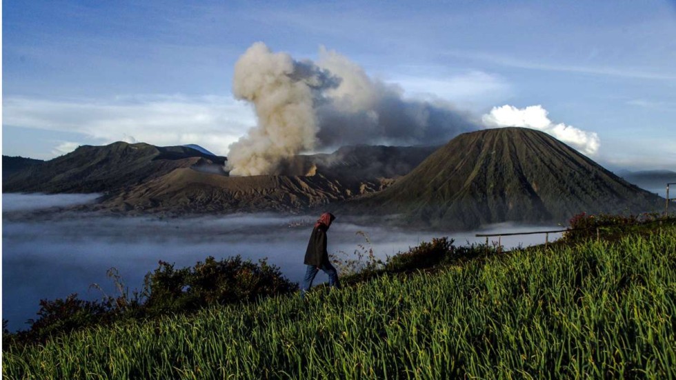 Three Indonesian volcanoes erupt, disrupting flights | South China ...