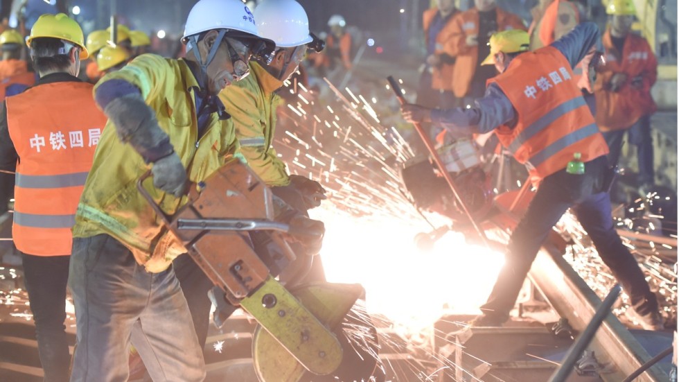 Fast rail: watch 1,500 Chinese workers build train station track in 9 ...