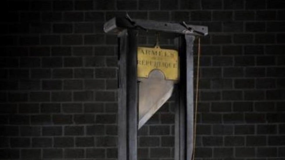 Next on the block, a working guillotine with a few dents on the blade ...