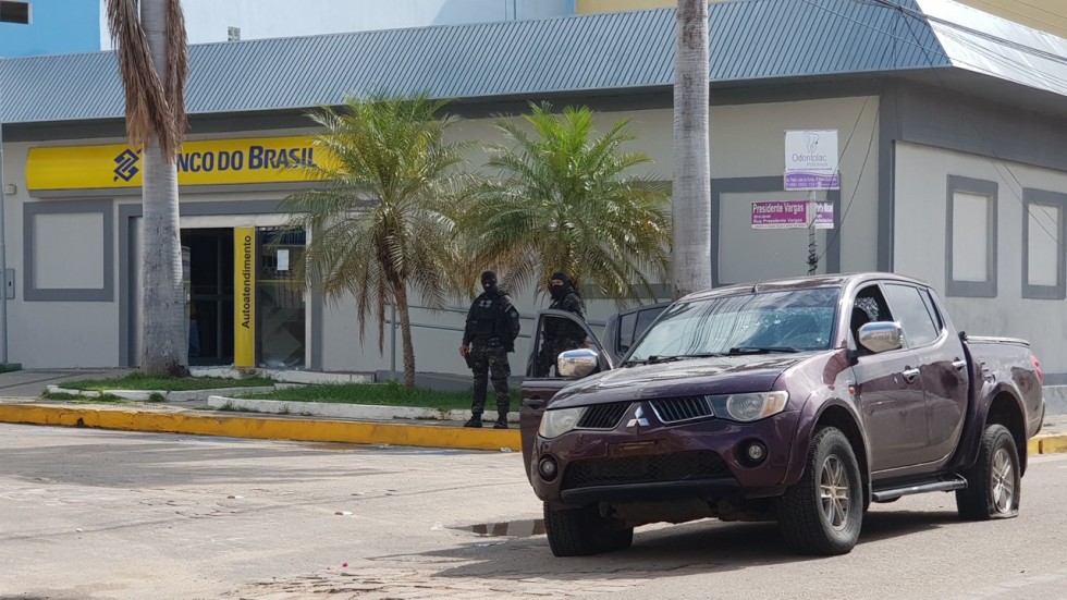 14 killed in shoot-out with police during double bank robbery in small ...