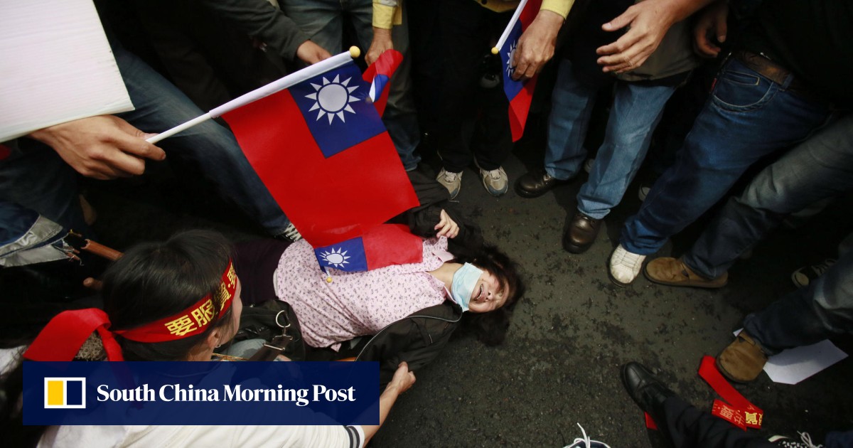 Scuffles erupt between rival Taiwan protesters near legislative ... Scuffles erupt between rival Taiwan protesters near legislative ...