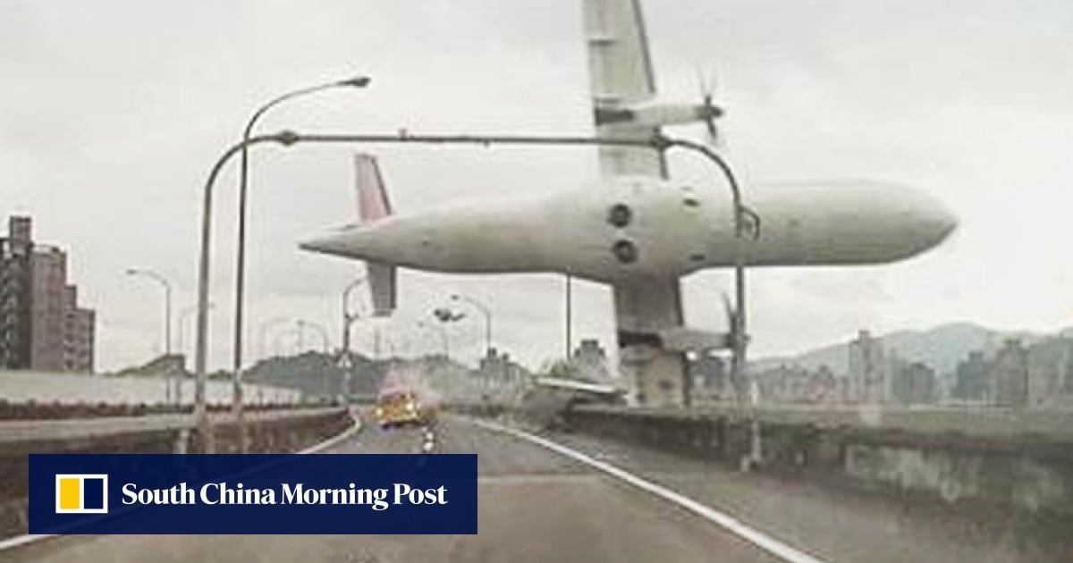 TransAsia plane lifted from river; 31 confirmed dead | South China ...