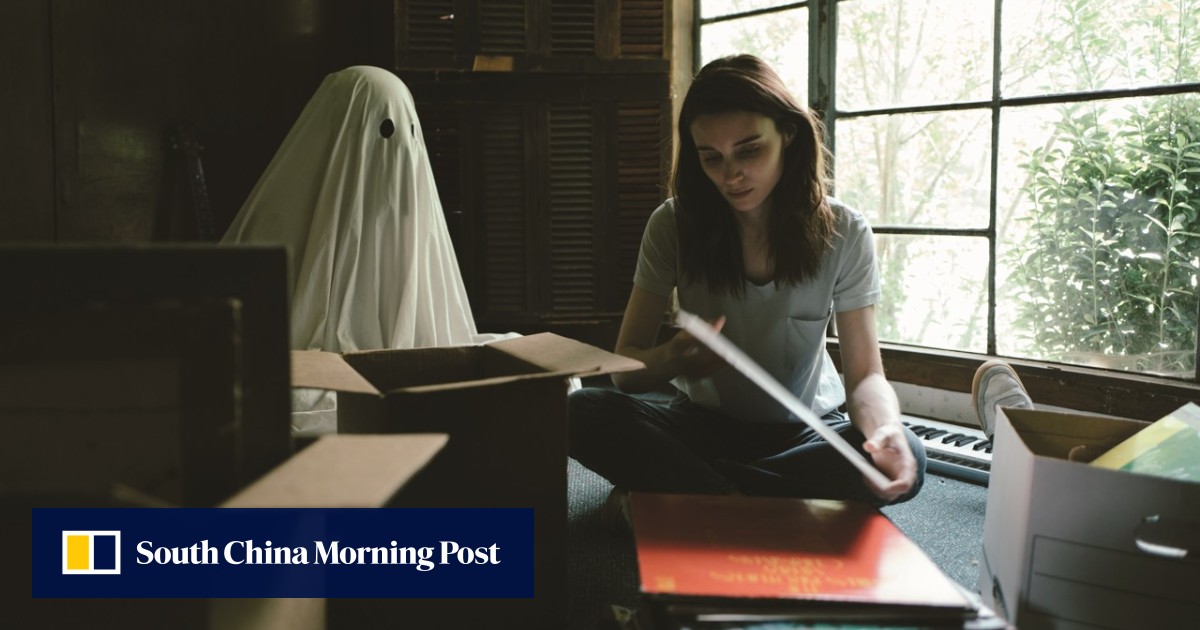 Art house: A Ghost Story – Casey Affleck, Rooney Mara in reflective ...