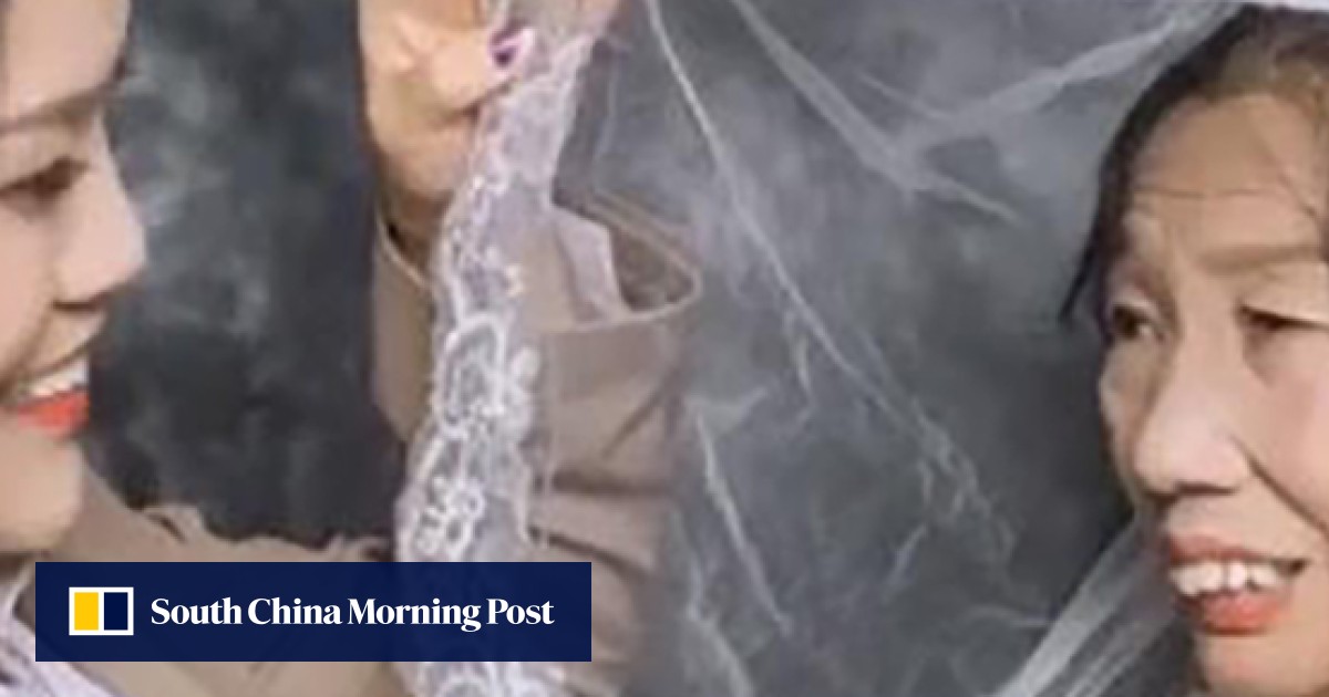 Chinese woman poses with widowed mother for the wedding photos she ...